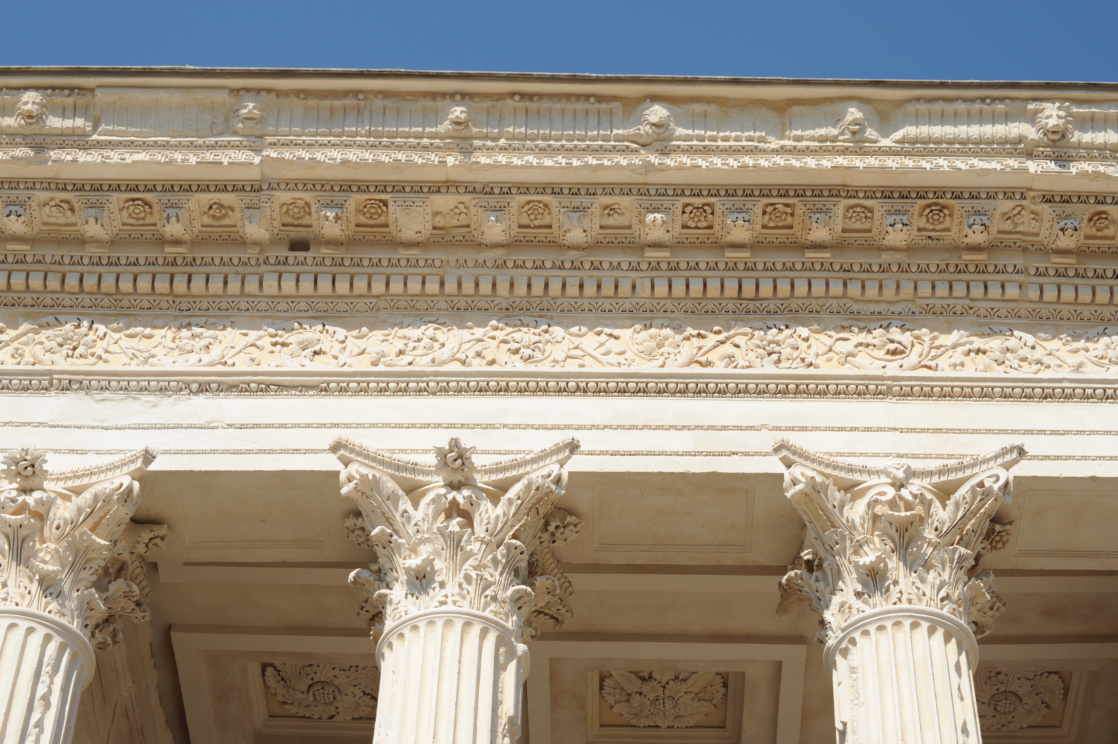 Entablature - La Maison Carrée